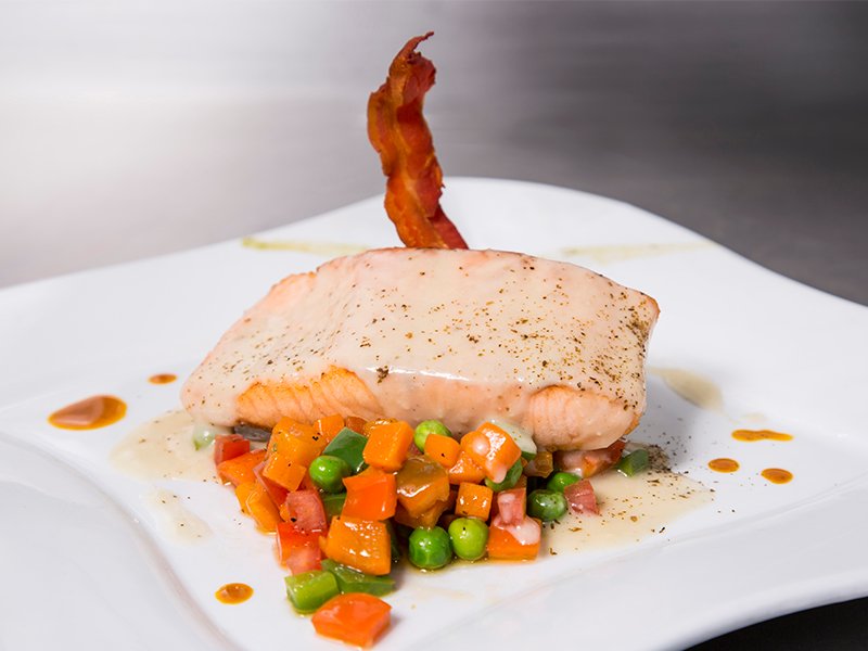 Salmón rosado en salsa de vino blanco y alcaparras | Oasis Capers
